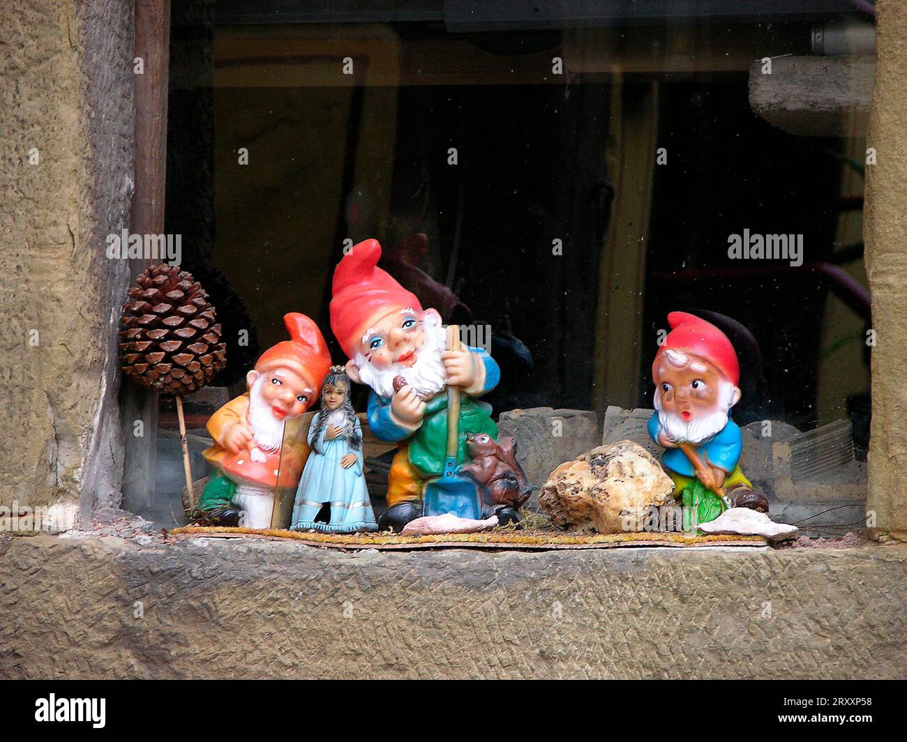Group of garden gnomes hi-res stock photography and images - Alamy