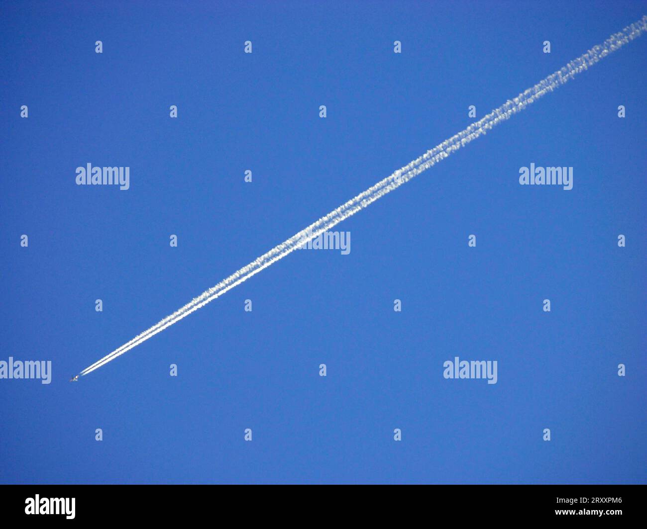 Jet aircraft vapour trail hi-res stock photography and images - Alamy