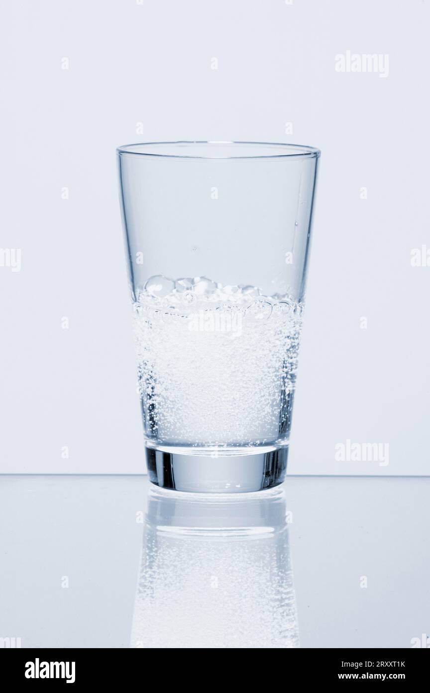 Water glass, bubbling half full Stock Photo - Alamy