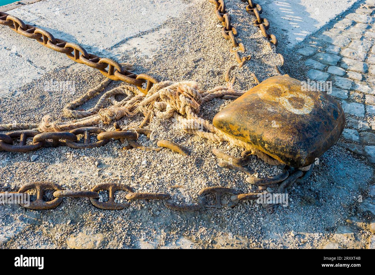 Bollard mooring chain hi-res stock photography and images - Alamy