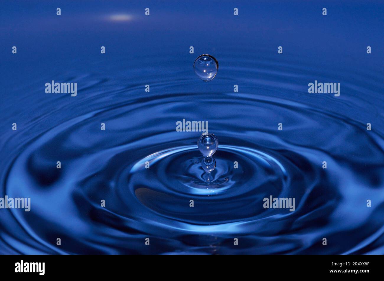 Falling drop of water, Falling drop of water Stock Photo - Alamy