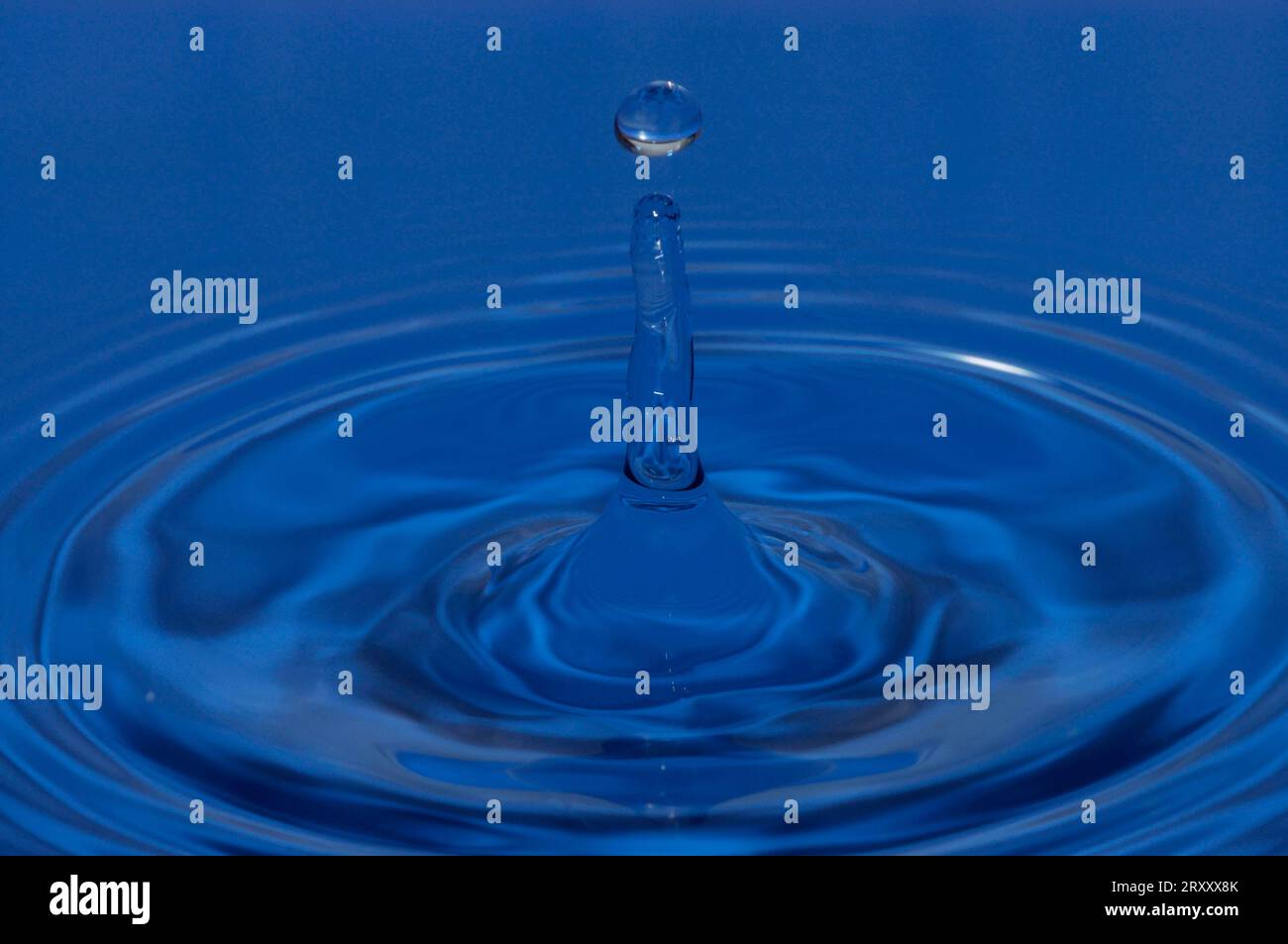 Falling drop of water, Falling drop of water Stock Photo - Alamy