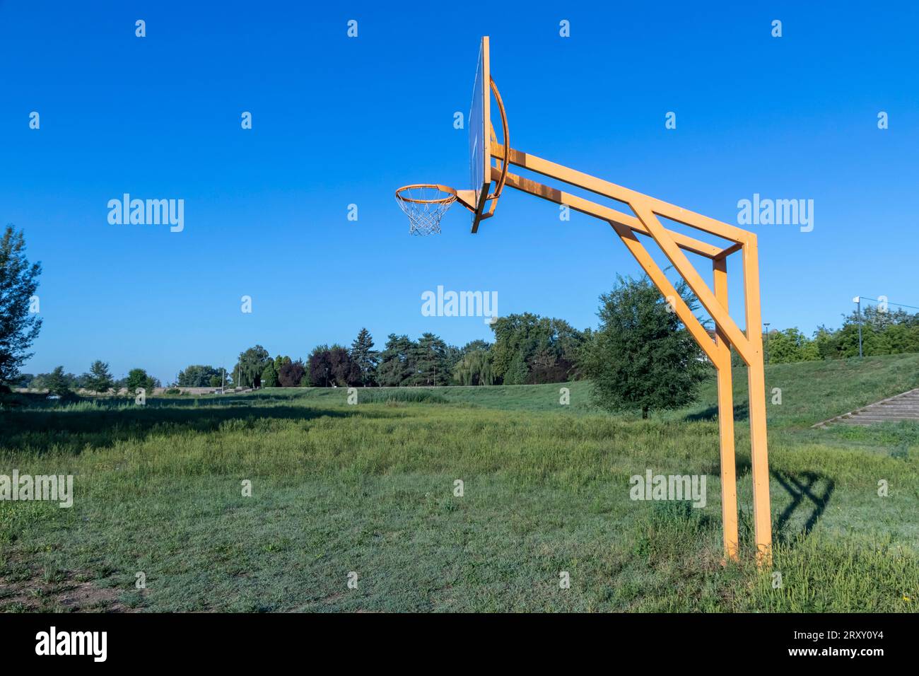 Nature basketball court and basket Stock Photo - Alamy