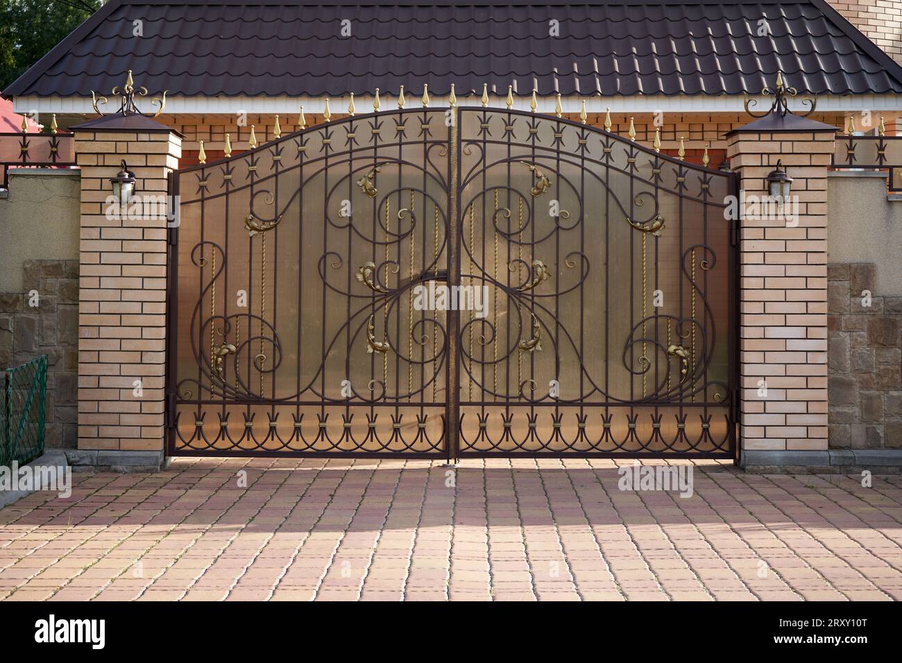 Metal driveway entrance gates hi-res stock photography and images - Alamy