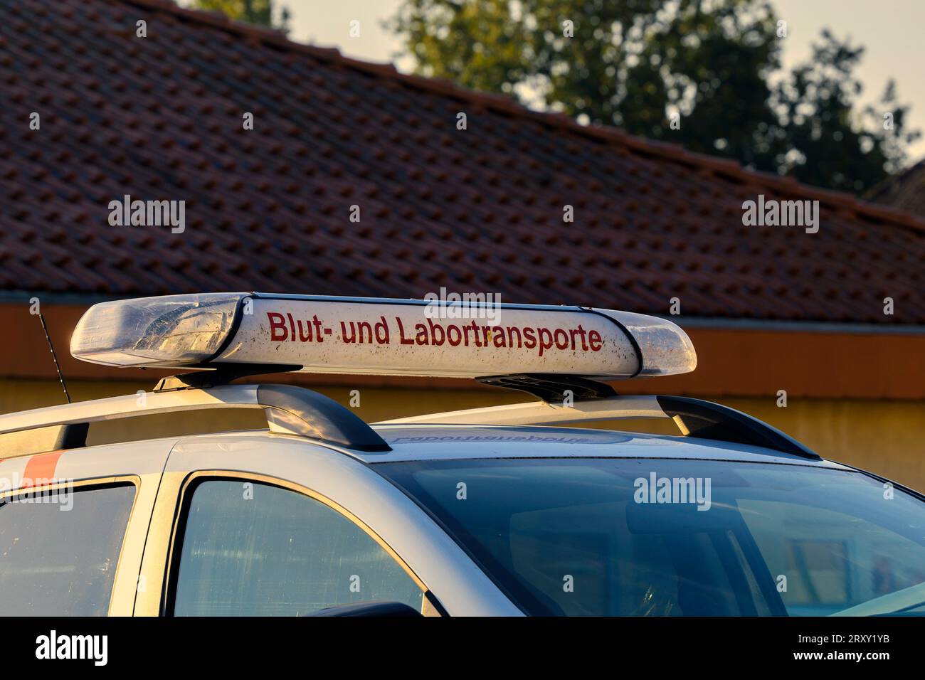 Warning bar with the German inscription "Blood and laboratory transport ...