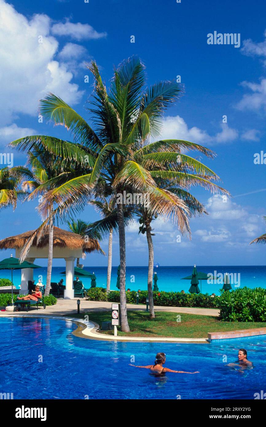 Hotel pool in Cancun, Riviera Maya, Yucatan, Mexico Stock Photo - Alamy