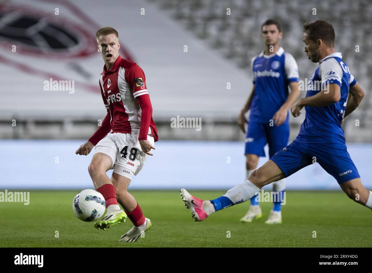 Antwerp's Arthur Vermeeren (L) pictured in action during a soccer match ...