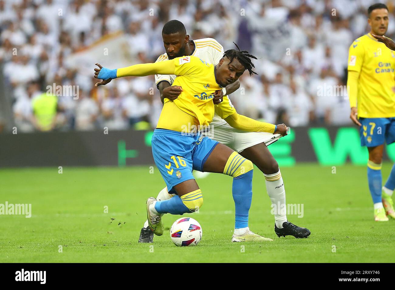 Las Palmas´s Sory Kaba (F) and Real Madrid´s Rudiguer (B) in action ...