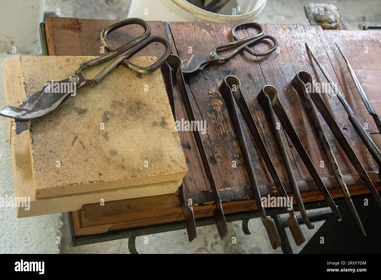 Glassblowers shaping glass hi-res stock photography and images - Alamy