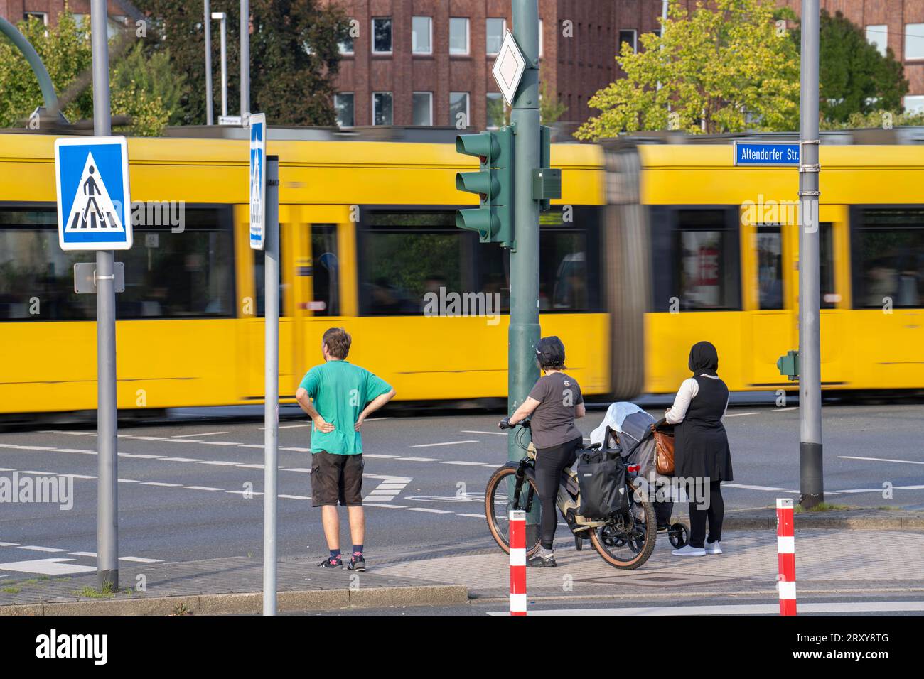 Straßenbahn auf der Altendorfer Straße, in Essen, NRW, Deutschland ...