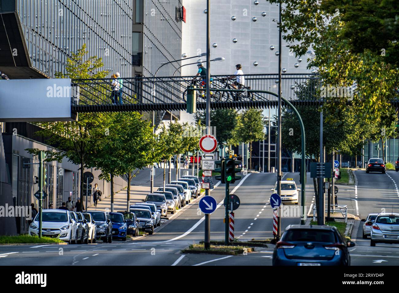 Pedestrian and cycle bridge over Segerothstraße, city centre of Essen ...
