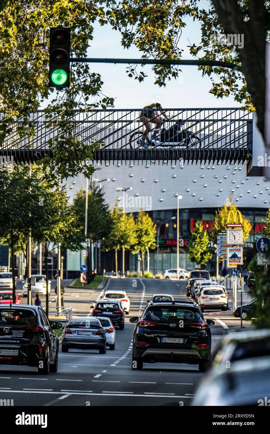 Pedestrian and cycle bridge over Segerothstraße, city centre of Essen ...
