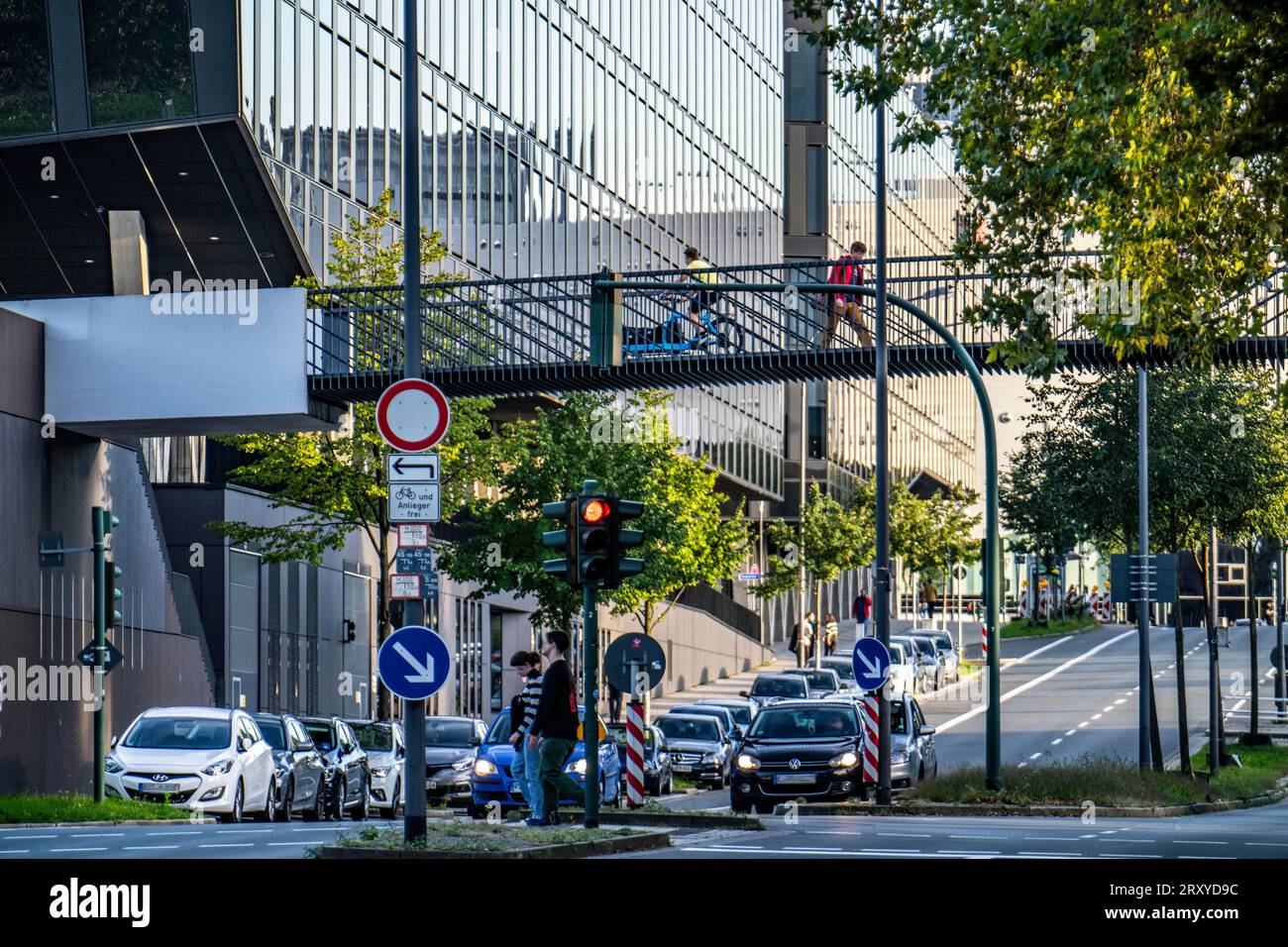 Pedestrian and cycle bridge over Segerothstraße, city centre of Essen ...
