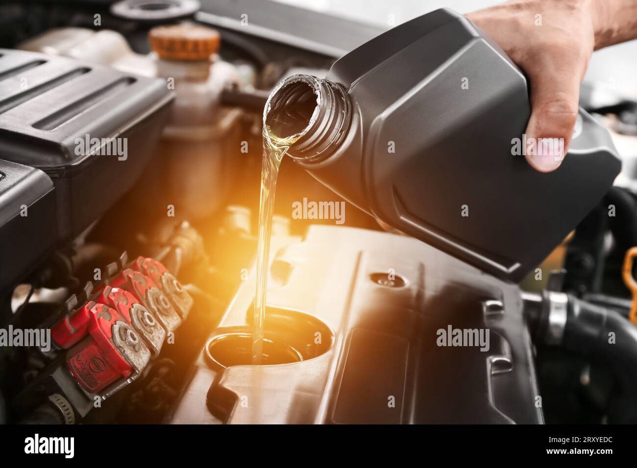 Mechanic canister motor oil pouring hi-res stock photography and images ...