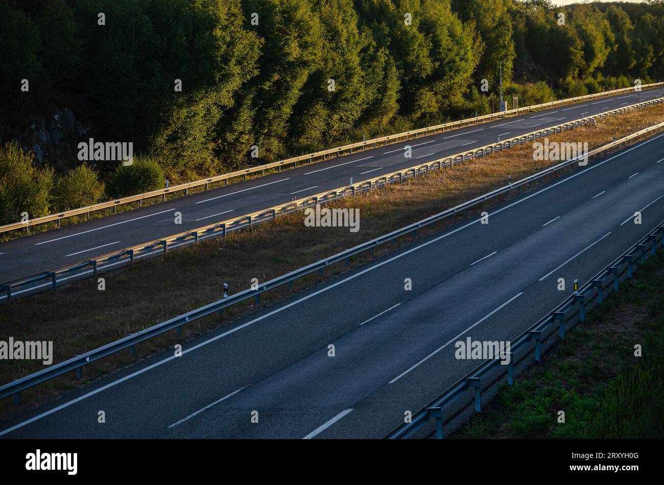 Empty two lane speed highway hi-res stock photography and images - Alamy