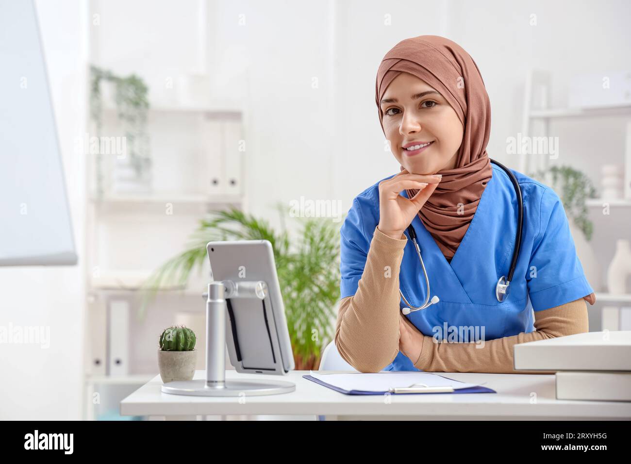 Muslim doctor therapy hi-res stock photography and images - Alamy