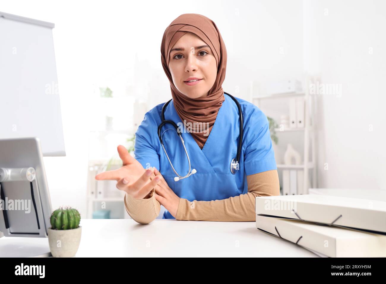 Muslim doctor therapy hi-res stock photography and images - Alamy