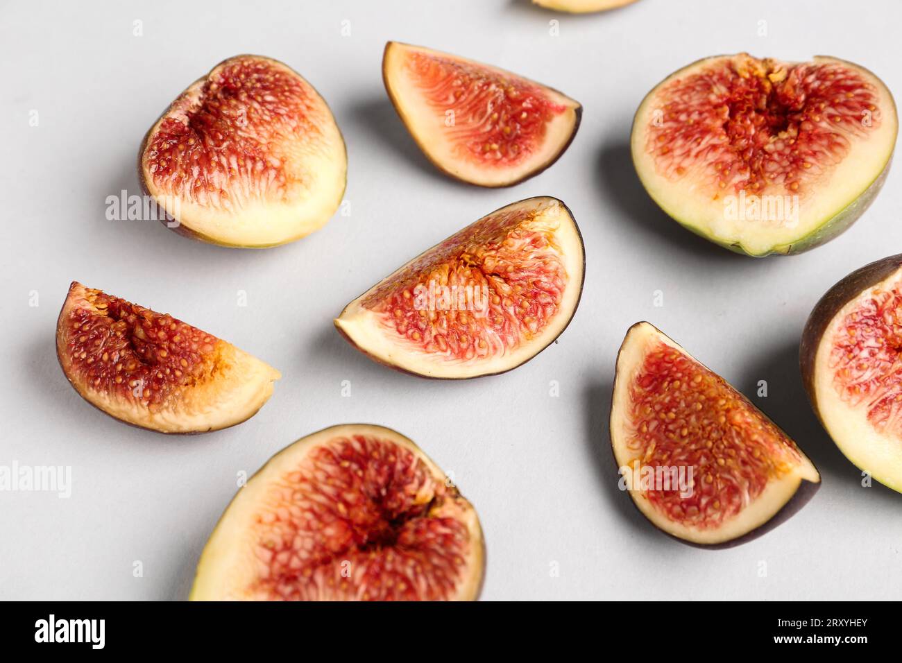 Cut fresh figs on lilac background Stock Photo - Alamy