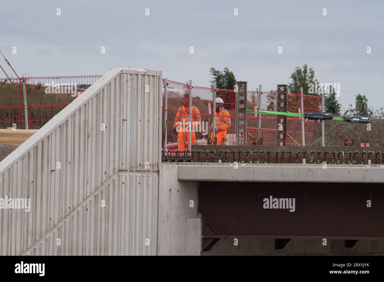 Harefield, UK. 27th September, 2023. HS2 constructing a new bridge ...