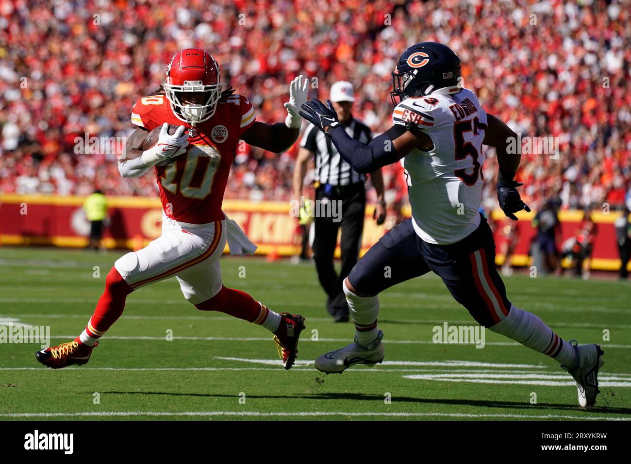 Kansas City Chiefs running back Isiah Pacheco (10) runs against Chicago ...