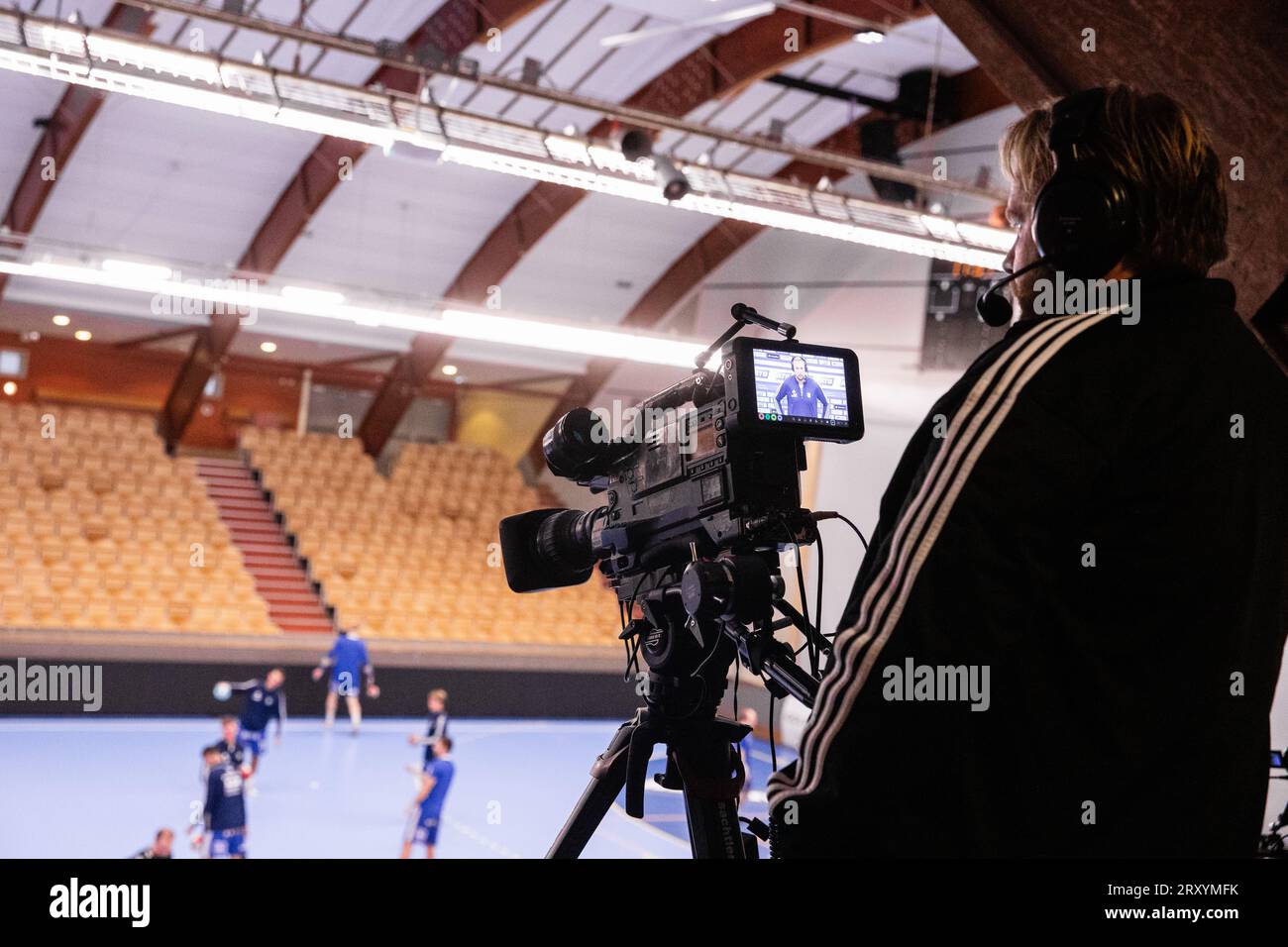 230927 En TV-kamera och kameraman inför handbollsmatchen i ...