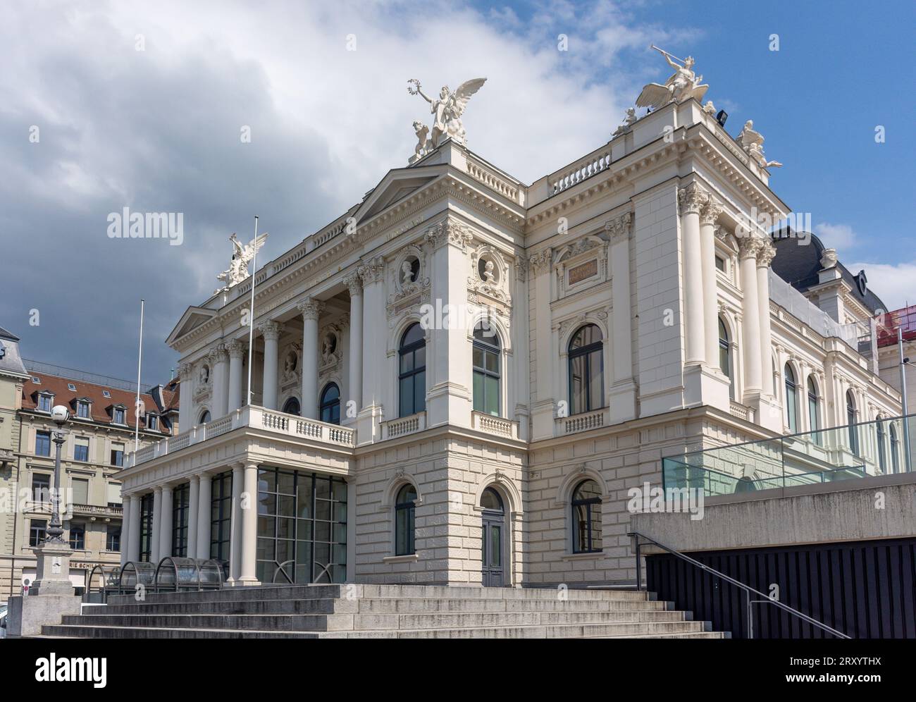 Exterior zurich opera house opernhaus sechselautenplatz altsta hi-res ...