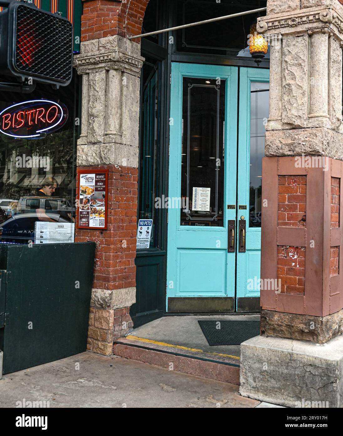 Row of brick pillars hi-res stock photography and images - Alamy