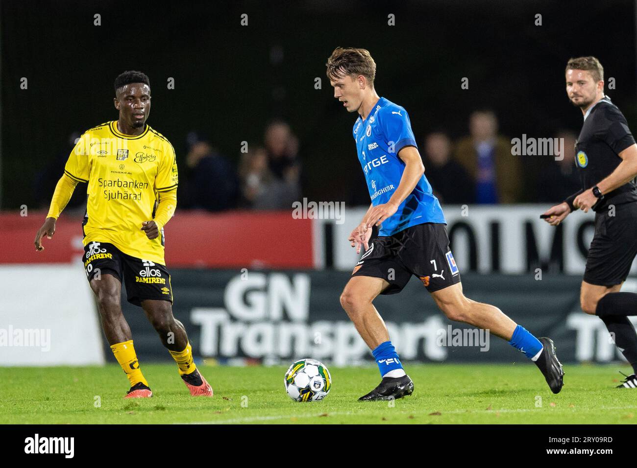 230925 Elfsborgs Michael Baidoo och Halmstads Kazper Karlsson under ...