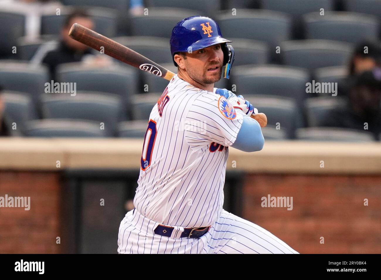 New York Mets' Pete Alonso (20) hits a double during the sixth inning ...