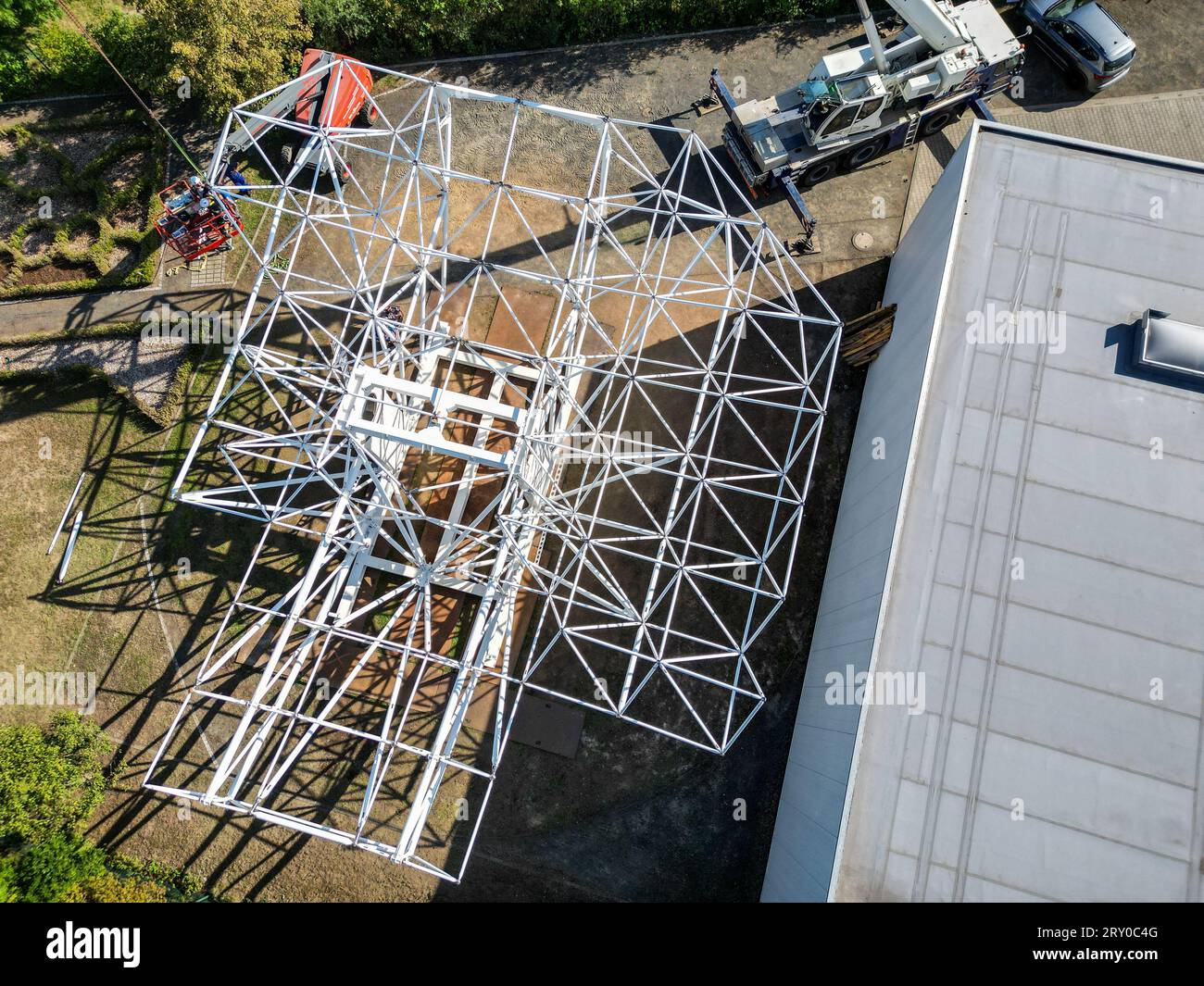 26 September 2023, Saxony, Schkeuditz: Employees of mtex antenna ...