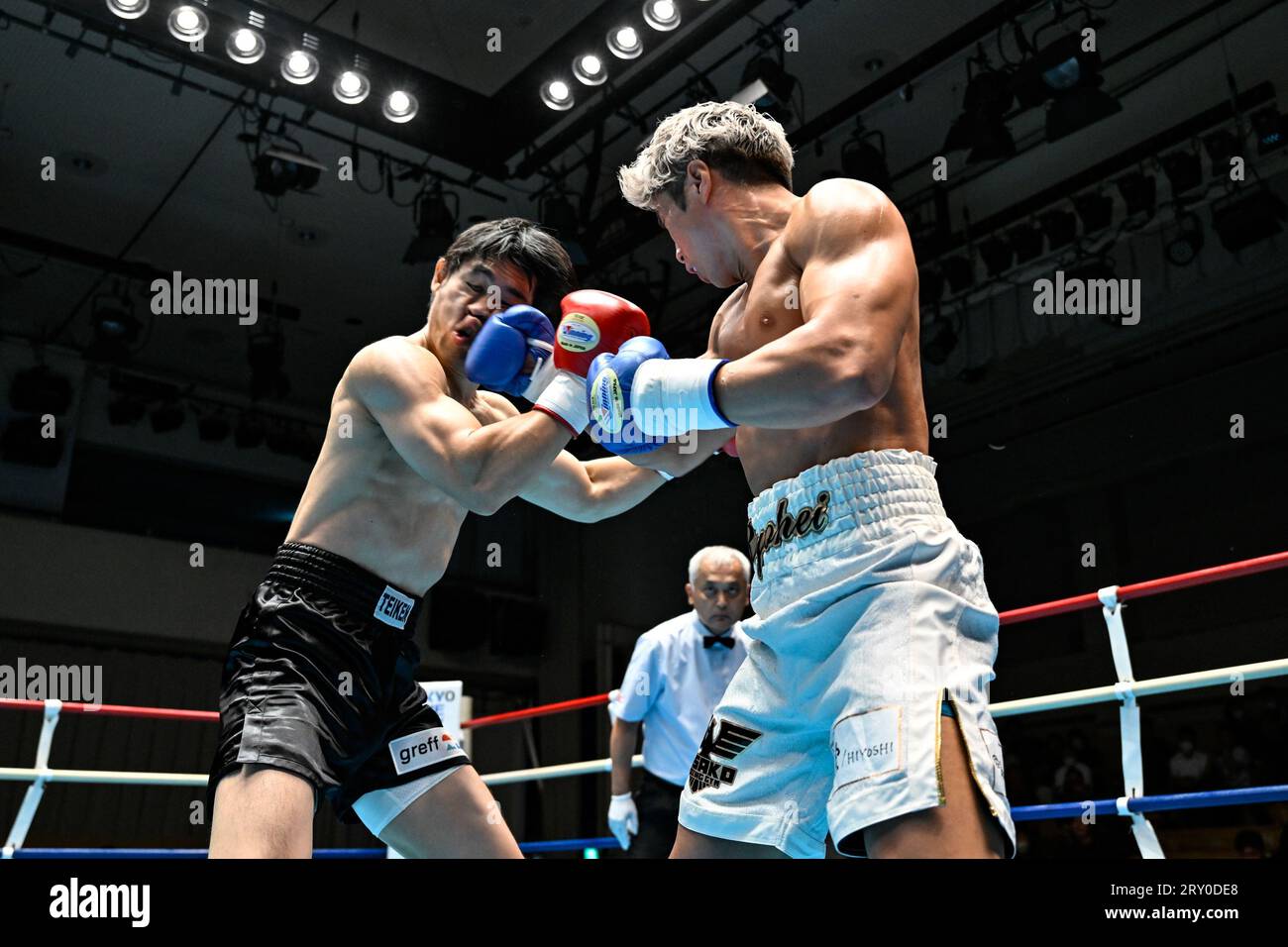 Ryohei Ibuki (blue gloves) hits Eigoro Akai (red gloves) in the first ...