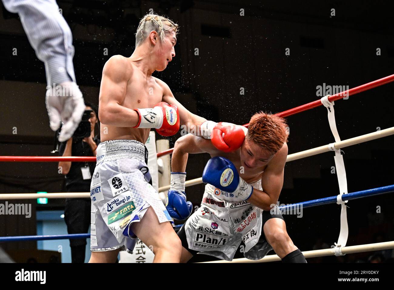 Suzumi Takayama (red gloves) hits Tsubasa Murachi (blue gloves) in the ...