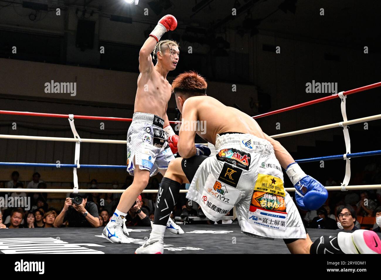 Suzumi Takayama (red gloves) knocks down Tsubasa Murachi (blue gloves ...