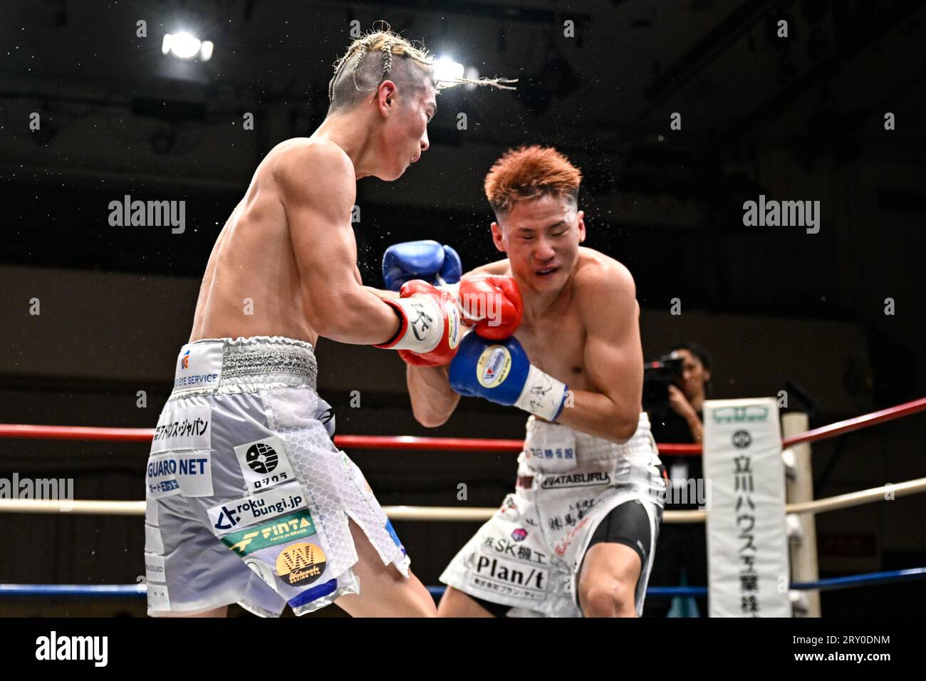 Suzumi Takayama (red gloves) hits Tsubasa Murachi (blue gloves) in the ...