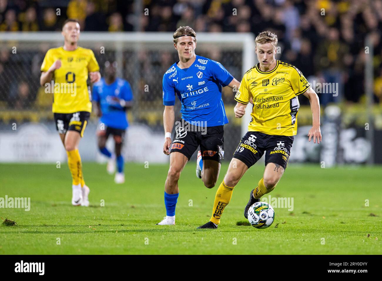 230925 Halmstads Erik Ahlstrand och Elfsborgs Jeppe Møldrup Okkels ...