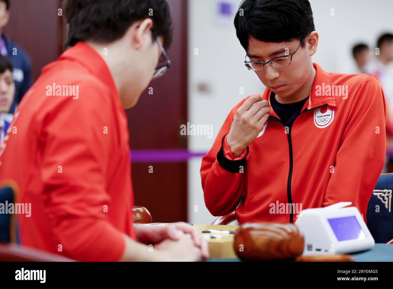 (230928) -- HANGZHOU, Sept. 28, 2023 (Xinhua) -- Ichiriki Ryo (R) of ...