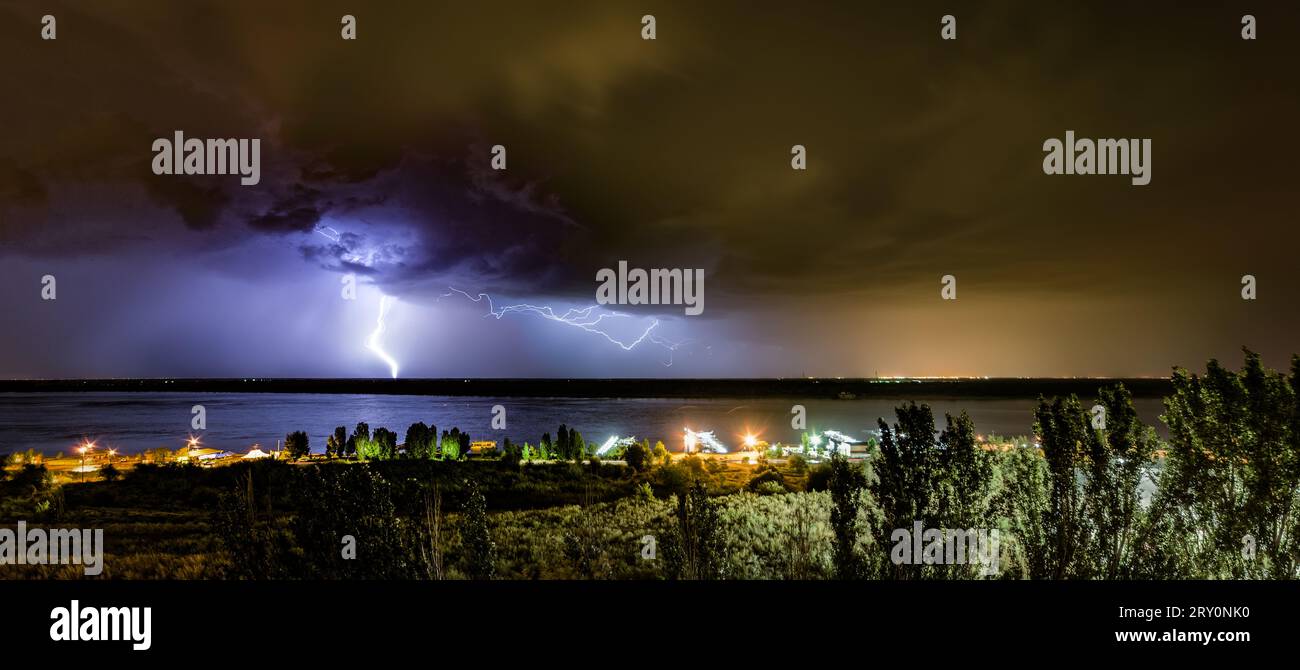 Lightning over river hi-res stock photography and images - Alamy