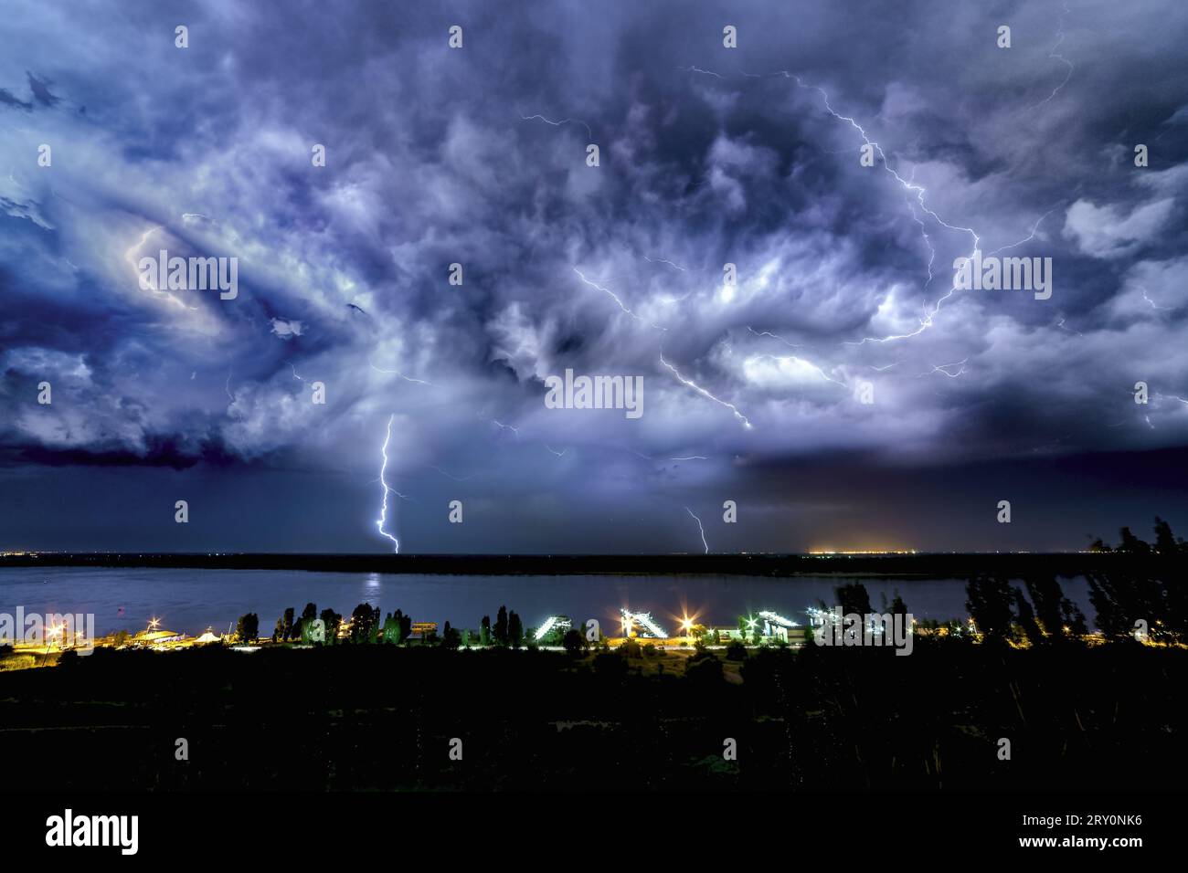 Lightning over tree hi-res stock photography and images - Alamy