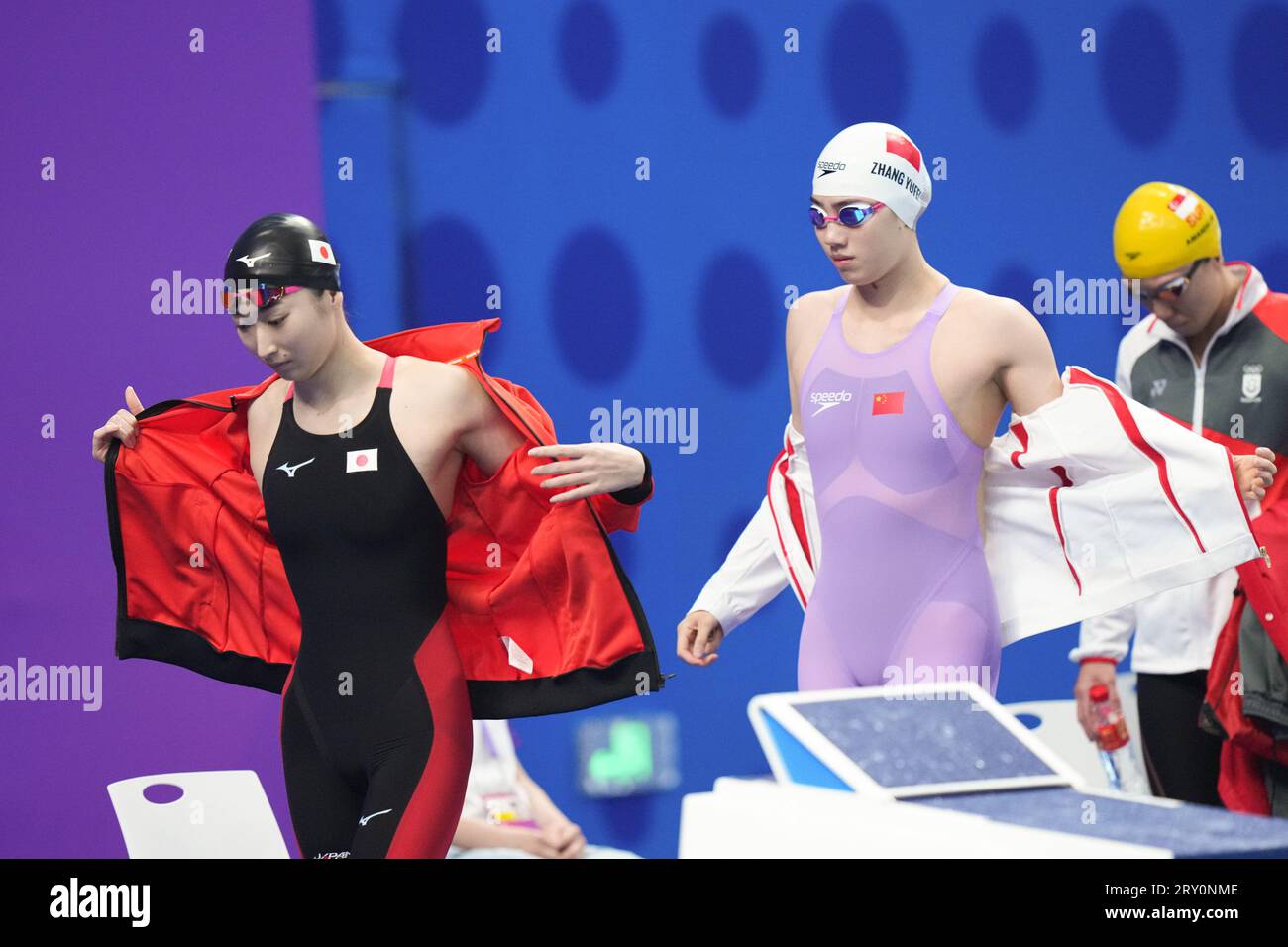 (230928) -- HANGZHOU, Sept. 28, 2023 (Xinhua) -- Zhang Yufei (R) of China prepares for the Women ...