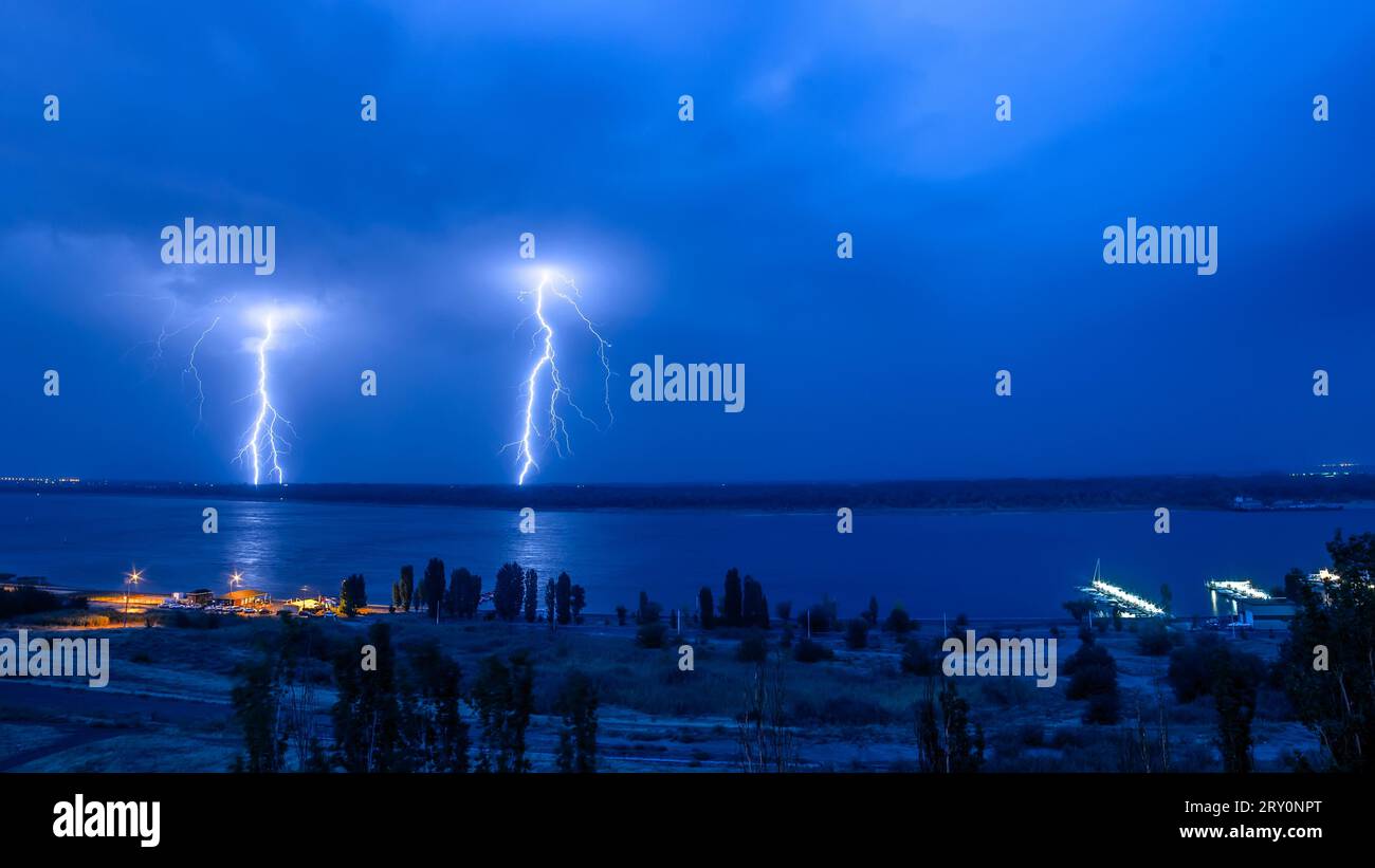 Lightning tree night hi-res stock photography and images - Alamy