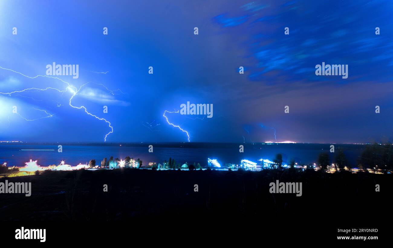 Lightning over water hi-res stock photography and images - Alamy