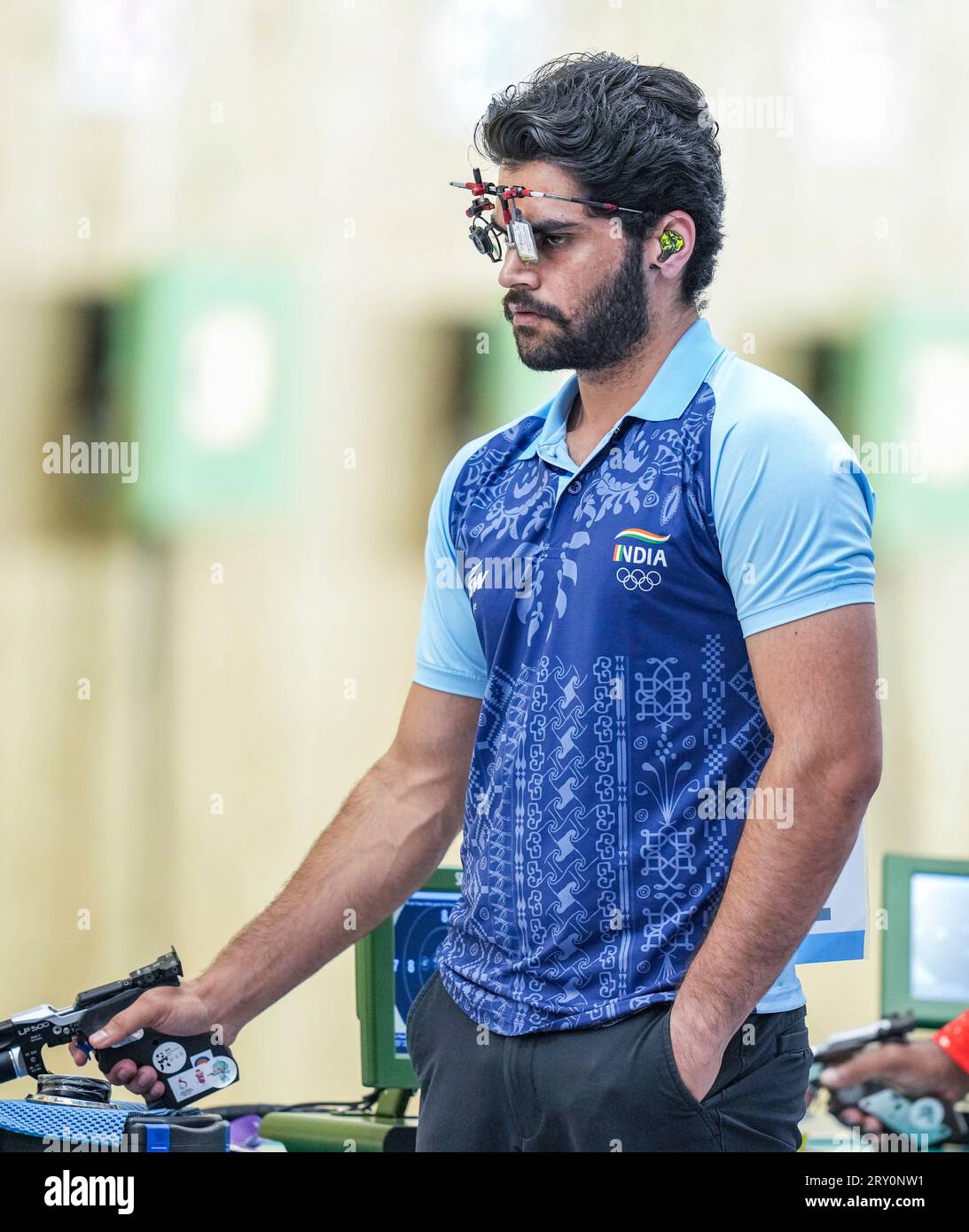 (230928) -- HANGZHOU, Sept. 28, 2023 (Xinhua) -- Arjun Singh Cheema of ...
