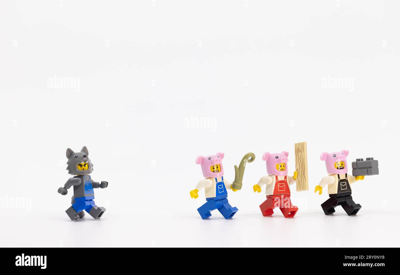 three little piggies run away from the big bad wolf Stock Photo - Alamy