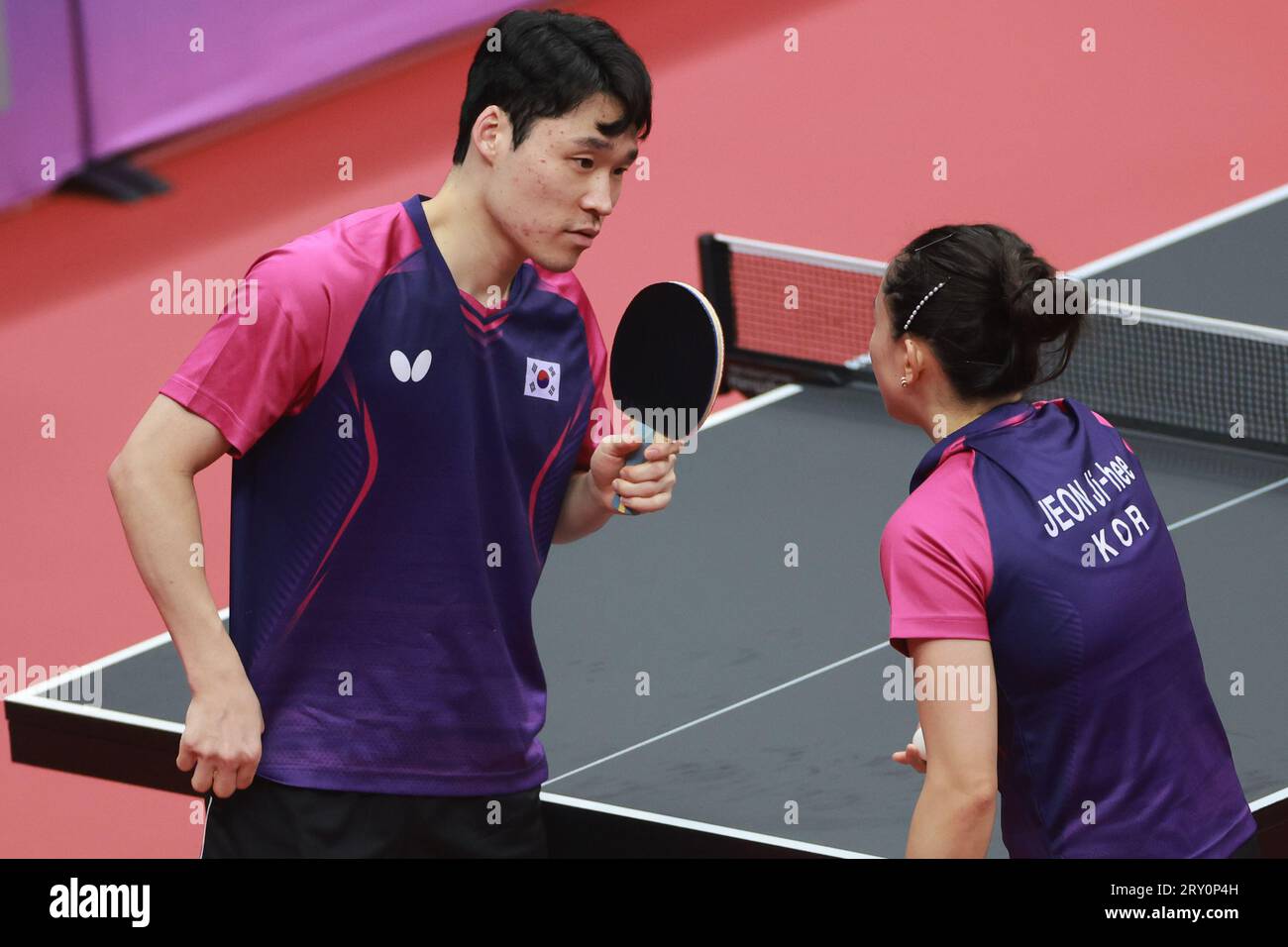 (230928) -- HANGZHOU, Sept. 28, 2023 (Xinhua) -- Jang Woojin (L)/Jeon ...