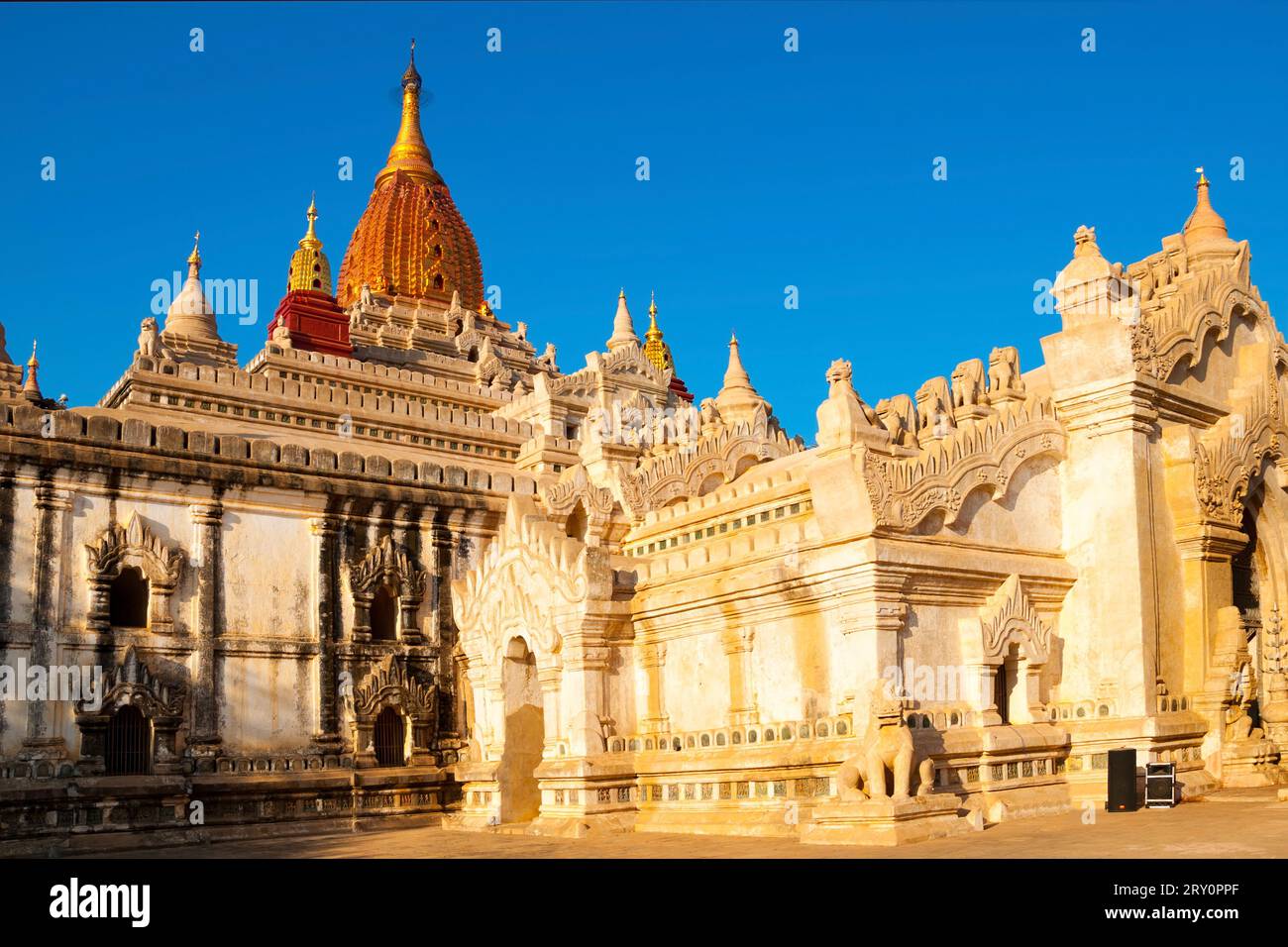 Ananda Temple (Ananda Pagoda). Burma. (Myanmar Stock Photo - Alamy