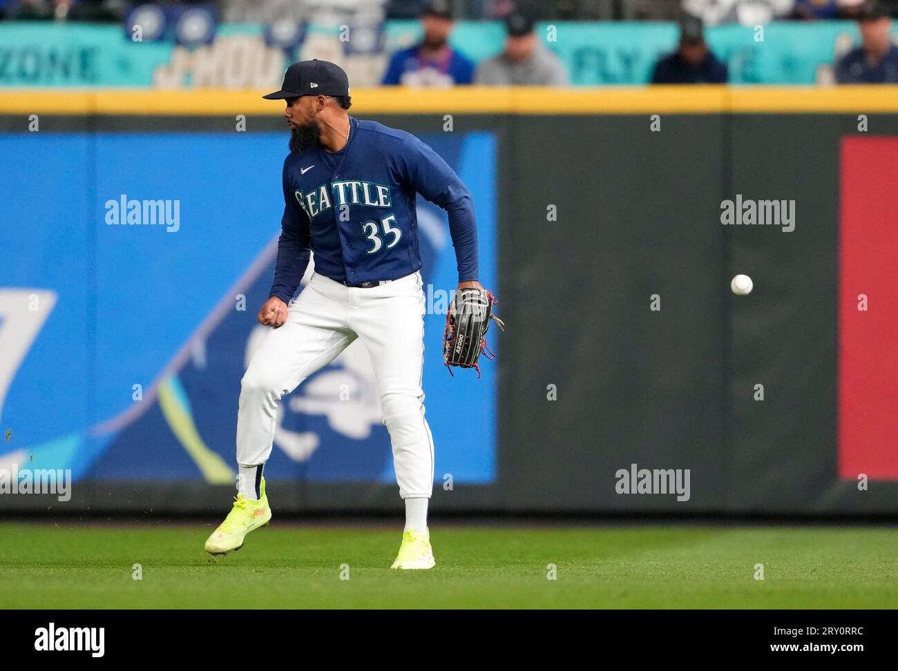 Seattle Mariners right fielder Teoscar Hernandez makes a fielding error ...
