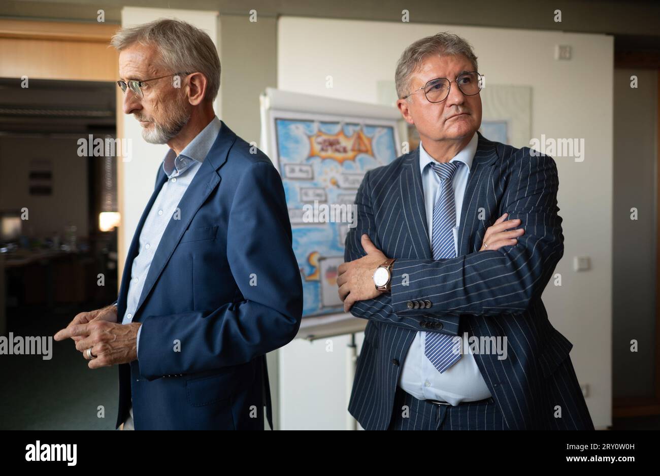 27 September 2023, Saxony, Dresden: Armin Schuster (CDU, l.), Interior ...