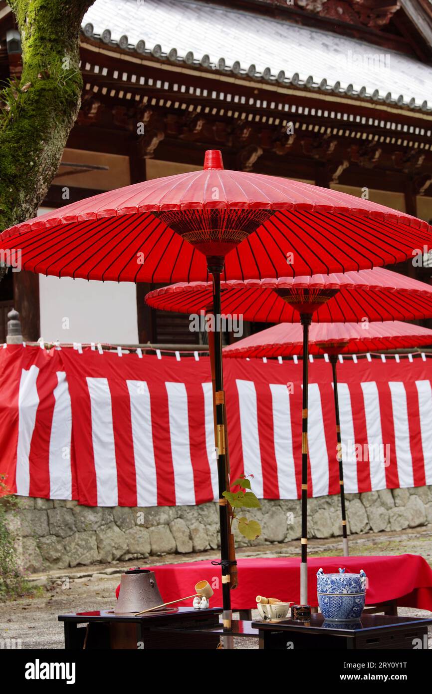 Red umbrella and used in Japanese green tea ceremony Stock Photo - Alamy