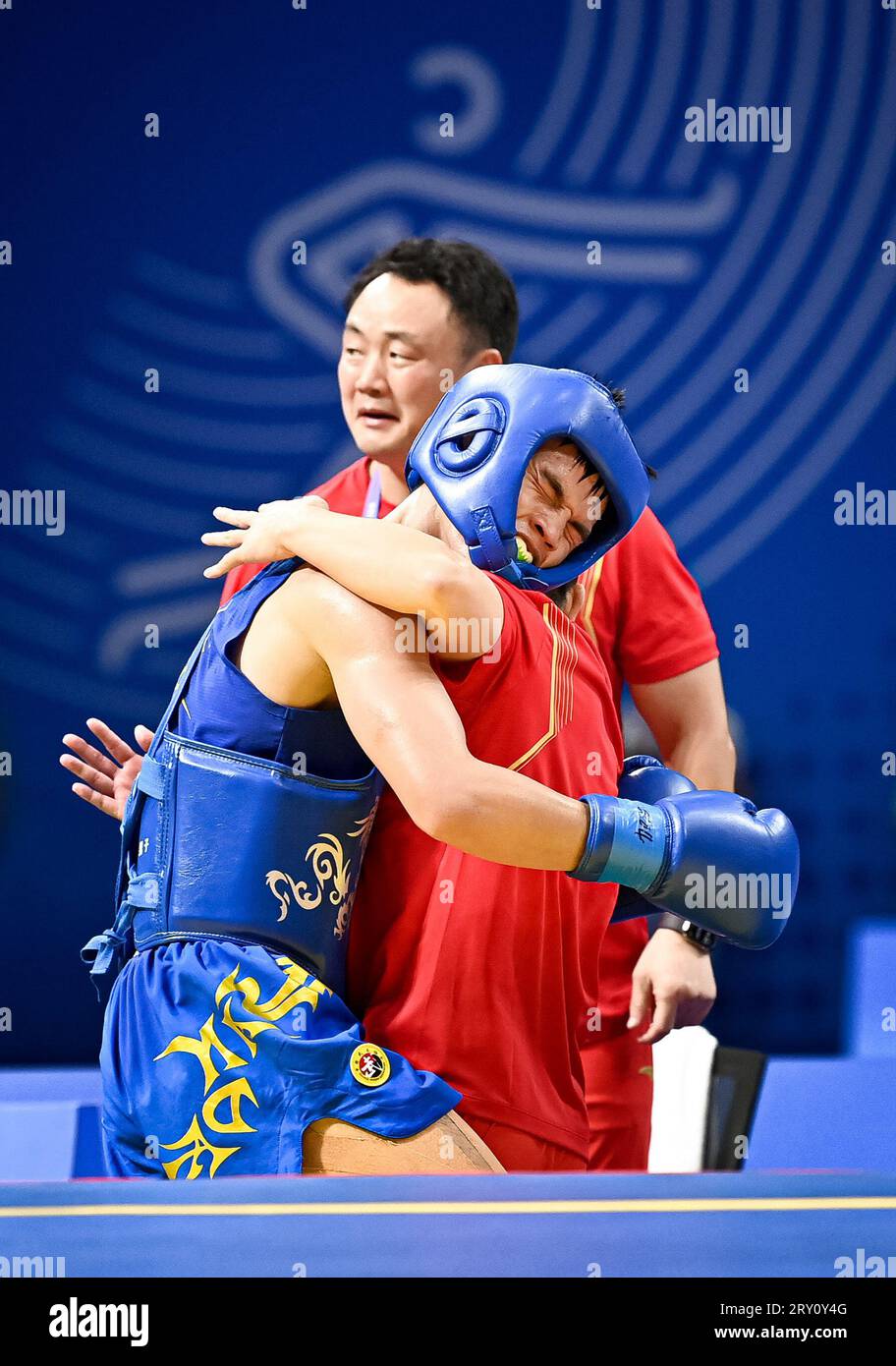 (230928) -- HANGZHOU, Sept. 28, 2023 (Xinhua) -- He Feng (L) of China ...