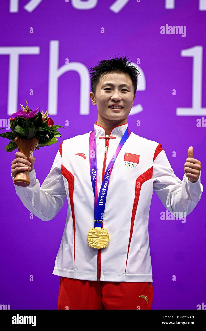 (230928) -- HANGZHOU, Sept. 28, 2023 (Xinhua) -- Li Yueyao of China attends the awarding ...